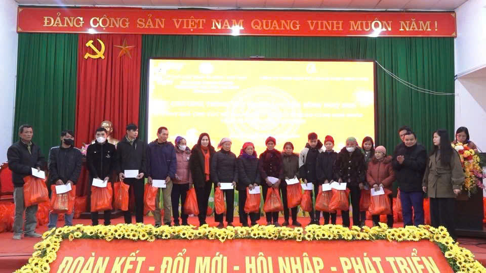 CÔNG TY TNHH DỊCH VỤ CAO CẤP CUỘC SỐNG VÀNG TẶNG 240 XUẤT QUÀ TẠI XÃ ...