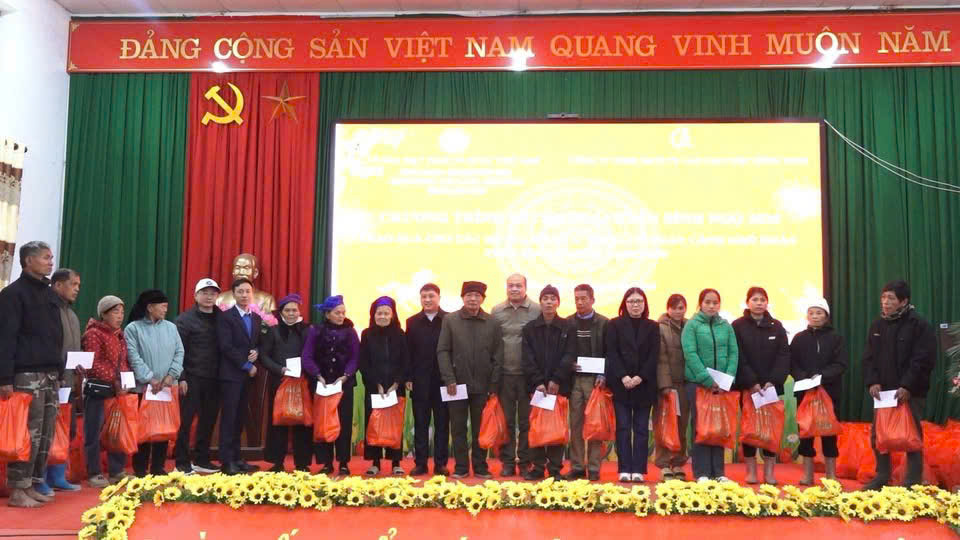 CÔNG TY TNHH DỊCH VỤ CAO CẤP CUỘC SỐNG VÀNG TẶNG 240 XUẤT QUÀ TẠI XÃ ...